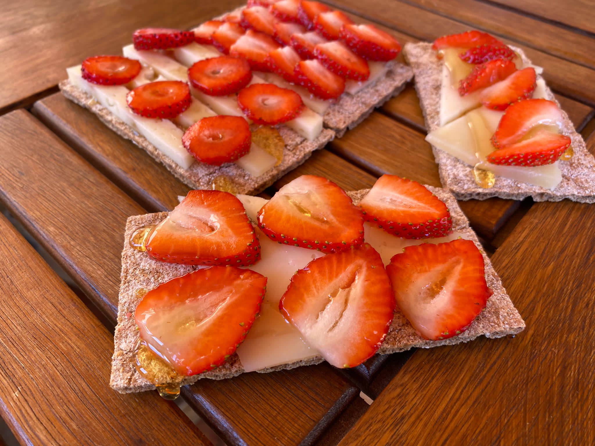 Wasa con queso, fresas y miel - Nutrición con Q